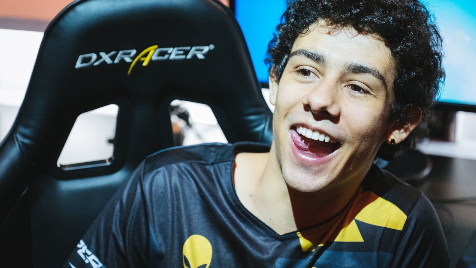 Brucer dá show de Azir e oNe se isola na liderança!